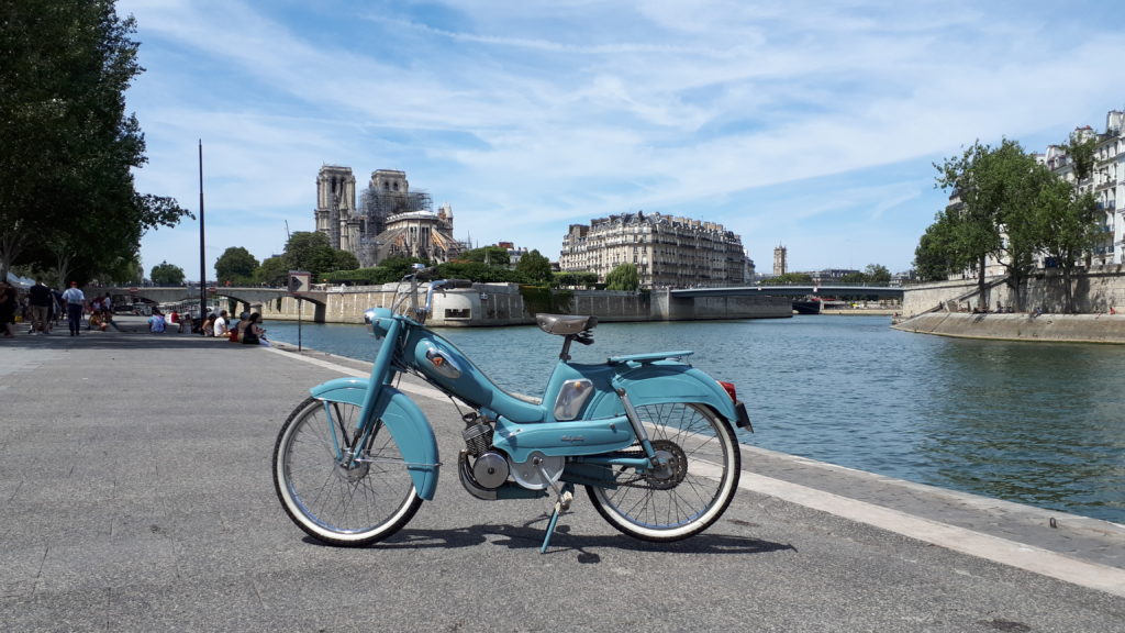 Mobylette Bleue Motoconfort AU65 & Monuments de Paris – Retro-Passion.fr