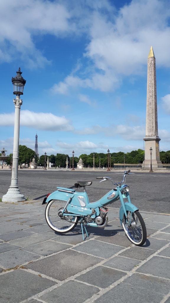Mobylette Bleue Motoconfort AU65 & Monuments de Paris – Retro-Passion.fr