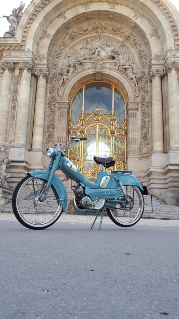 Mobylette Bleue Motoconfort AU65 & Monuments de Paris – Retro-Passion.fr