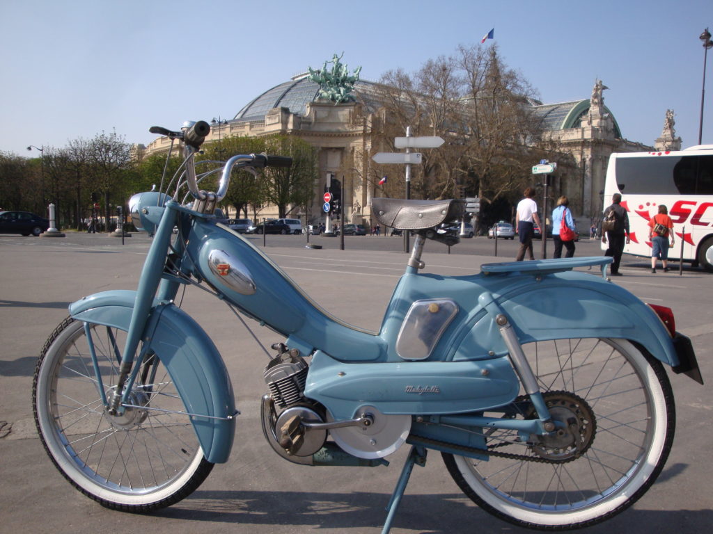 Mobylette Bleue Motoconfort AU65 & Monuments de Paris – Retro-Passion.fr