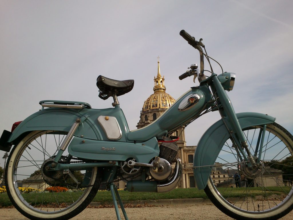 Mobylette Bleue Motoconfort AU65 & Monuments de Paris – Retro-Passion.fr